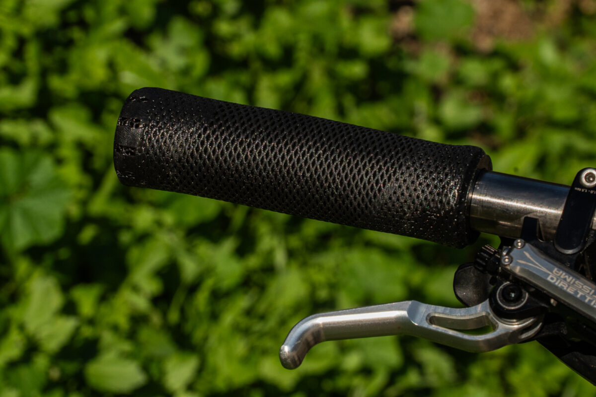 First Impressions: 3D-Printed ENVE 3DXC Grips and Fractal Lock-Ons | The Radavist | A group of ...